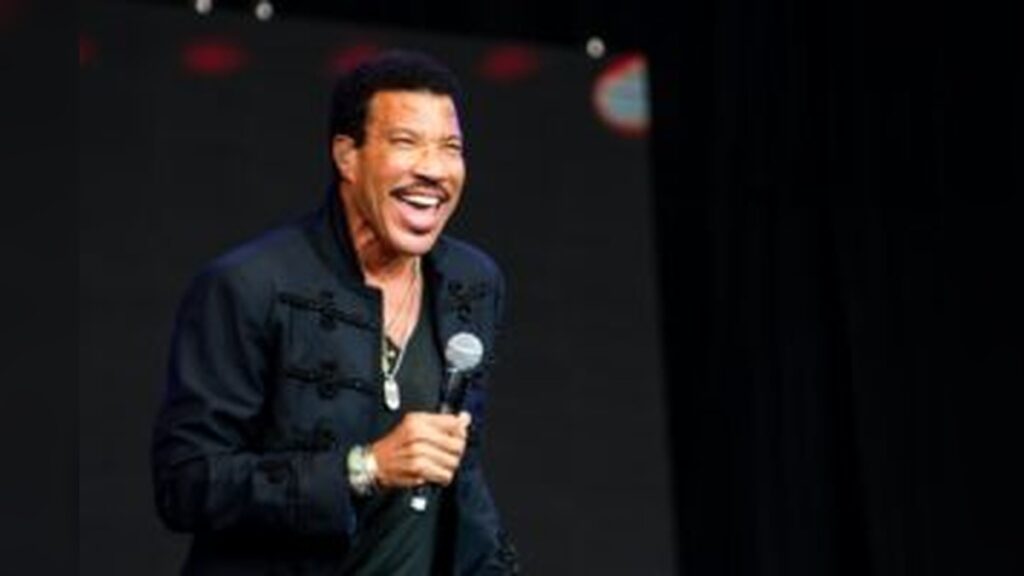 Panic at Lionel Richie Concert: Music Legend Rushed to Hospital After ...